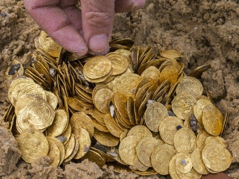 Underwater Treasure Hunting I Dressel Divers