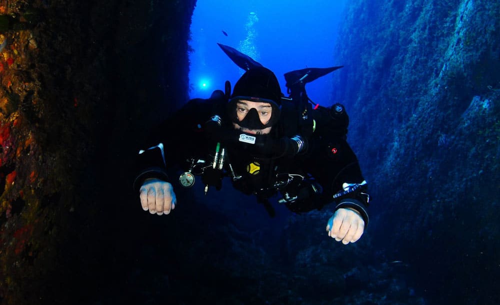 What Is A Scuba Rebreather And What Are Its Advantages?